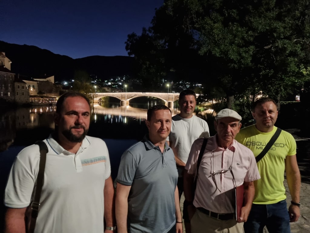 Završeno osvijetljenje Kamenog mosta: Izgleda svjetski! | Hercegovina Press Završeno osvijetljenje Kamenog mosta: Izgleda svjetski! | Hercegovina Press